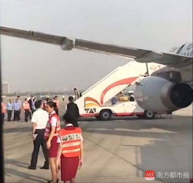 惊魂3U8633：机长近万米高空靠经验操作，乘客称多人哭泣